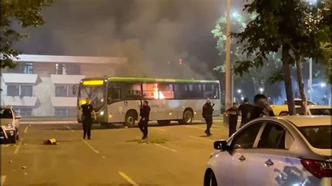 Bolsonaristas tentam invadir sede da PF em Brasília e queimam pelo