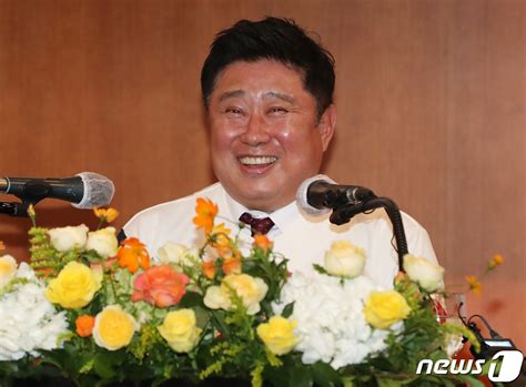 9년 전 초보감독 때처럼이번에도 우승 외친 롯데 김태형 감독 뉴스1