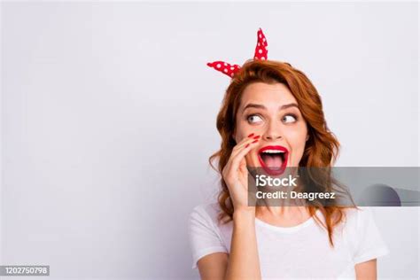 미친 흥분 소녀 보기 Copyspace 참조 놀라운 음모 프로모션 공유 비명 손 입 착용 세련된 의류 흰색 배경 위에 고립 T