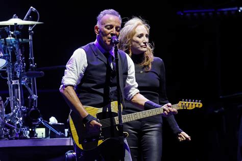 Bruce Springsteens Wife Patti Scialfa Performs After Cancer Reveal