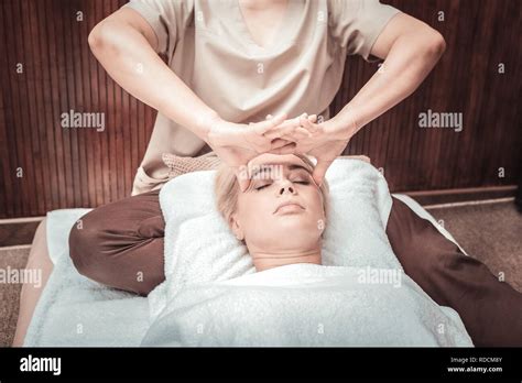 Weibliche Masseuse Fotos Und Bildmaterial In Hoher Auflösung Alamy