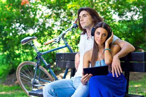 Pares Jovenes En El Banco De Parque Imagen De Archivo Imagen De Individuo Muchacha 32292075