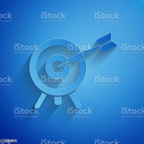 파란색 배경에 화살표 아이콘이 분리된 대상을 잘라냅니다 다트 보드 기호입니다 양궁 보드 아이콘입니다 다트 보드 간판입니다 비즈니스 목표 개념입니다 종이 아트 스타일입니다