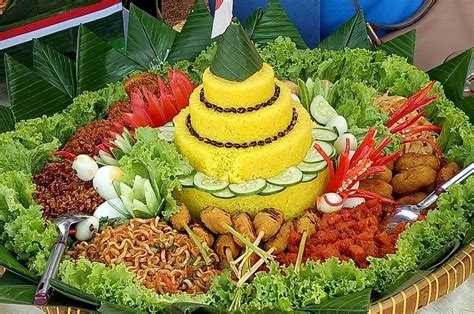 Tumpeng Nasi Kuning 17 Agustus Alhamdulillah Juara 2 Sekelurahan Kelapa