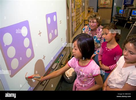 Ordinateur En Classe De Maternelle Banque De Photographies Et Dimages