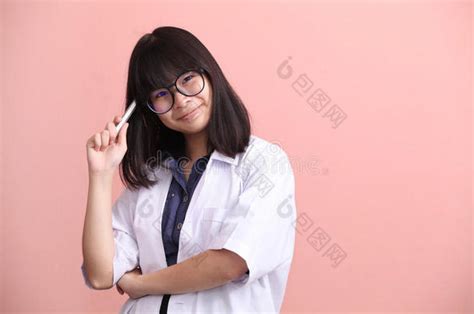 亚洲科学家拿着笔思考图片 包图网企业站