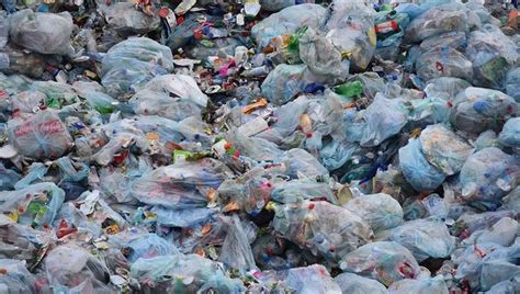 Deri në vitin në dete do të ketë më shumë plastikë sesa peshq KOHA