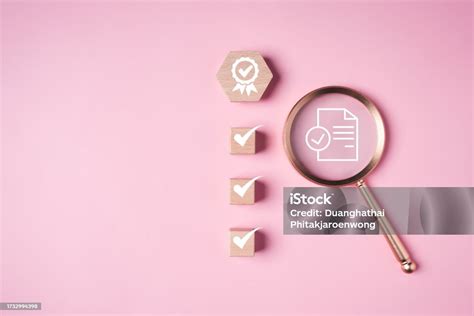 배경에 확인 표시 아이콘이 있는 Iso 스마트 글로브 인증 및 표준화 국제 표준화 기구 Iso 및 품질 관리 인증 0명에 대한