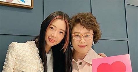 다정한 모녀 사이 클라라 미모의 어머니 공개