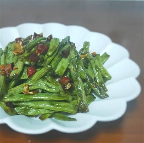 【干煸四季豆的做法步骤图，干煸四季豆怎么做好吃】欢欢早安下厨房