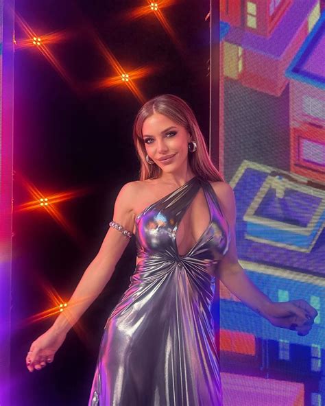 Como una diosa griega, Evangelina Anderson brilló con un vestido metalizado