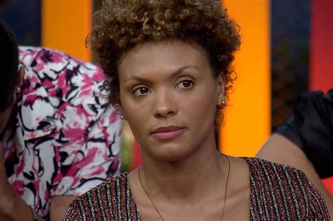 A Fazenda 12 Lidi reclama de ter que usar chapéu de fazendeira