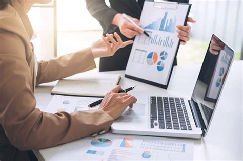 현재 비즈니스 팀 회의 투자 집행 동료 노트북 및 태블릿 사무실 테이블에 새로운 계획 금융 그래프 데이터에 대해 금융 회계 투자 계산기에 대한 스톡 사진 및 기타 이미지