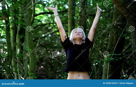 骄傲的年长美丽活泼的老妇人肖像她伸展双臂在森林中享受自由 库存图片 图片 包括有 本质 生活方式 263814539