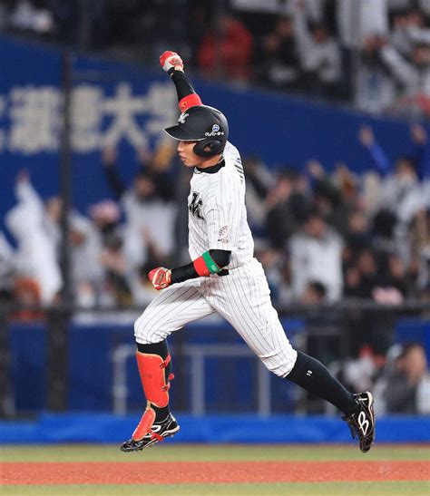 ＜ロ・楽＞1回 1死 ソロ本塁打を放ちガッツポーズするロッテ・加藤 （撮影・白鳥 佳樹） ― スポニチ Sponichi Annex 野球