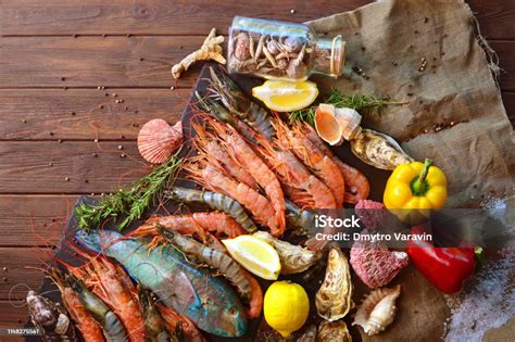 로얄과 타이거 새우 굴 생선 및 요리에 대 한 재료 지중해 바다 레스토랑 요리 배경입니다 0명에 대한 스톡 사진 및 기타 이미지 Istock