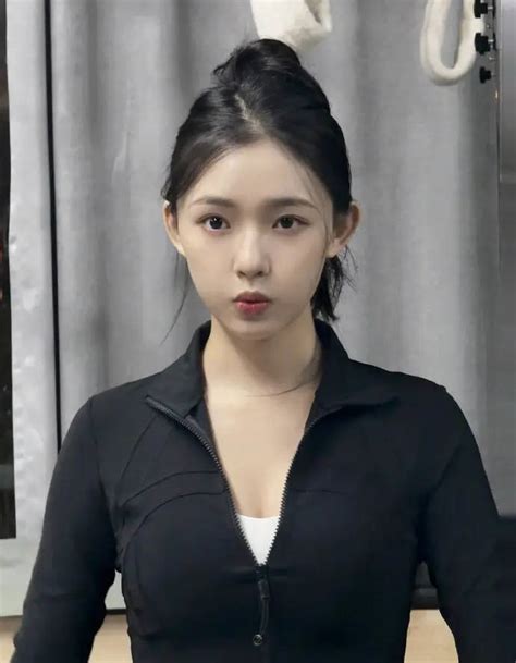 林允分享练习普拉提日常！秀曼妙身材曲线肤如凝脂 搜狐大视野 搜狐新闻