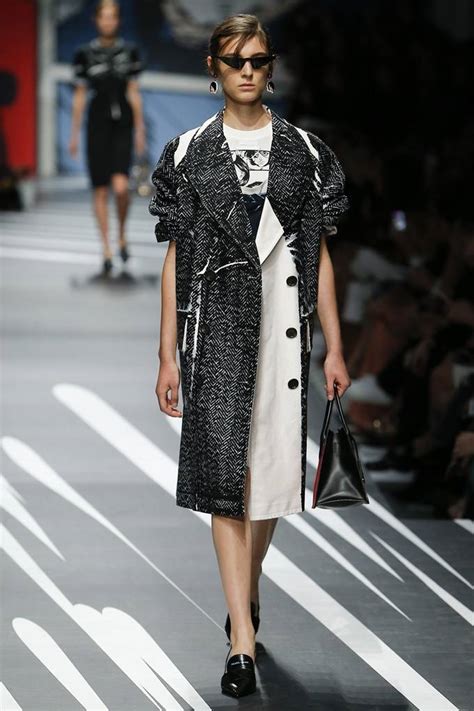 패션엔 리뷰 여성과 만화가 만난 포스트 페미니즘 2018 Ss 프라다 컬렉션