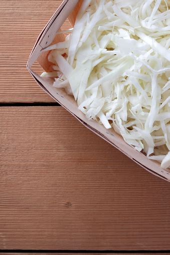 나무 배경에 다진된 흰 양배추 양배추 요리는 나무 상자 채식주의 음식 복사에 공간 집 부엌 소박한 스타일에에서 신선한 야채 갈기갈기 찢어진에 대한 스톡 사진 및 기타 이미지