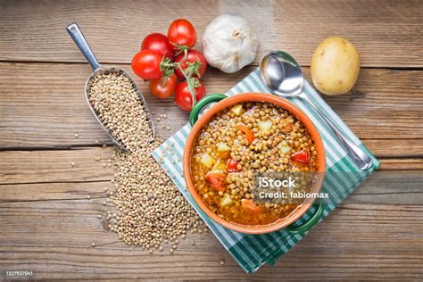 나무 배경에 토마토와 감자를 가진 렌즈콩 수프 상단 보기 텍스트 공간 렌즈콩에 대한 스톡 사진 및 기타 이미지 렌즈콩 수프