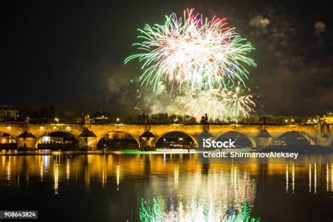 찰스 다리와 블타바 강 위에 화려한 불꽃에 아름 다운 볼 수 있습니다 프라하의 역사적인 센터입니다 체코 공화국 2018 새 해
