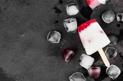 아이스크림 요구르트에서 블랙베리와 어두운 배경에 라즈베리 코코넛 우유 보기 상위 공간을 복사 합니다 음식 배경 0명에 대한 스톡 사진 및 기타 이미지 Istock