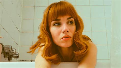 9 Signs You Re Clinging To What Feels Like Love But Is Something Far More Sinister Mitzi