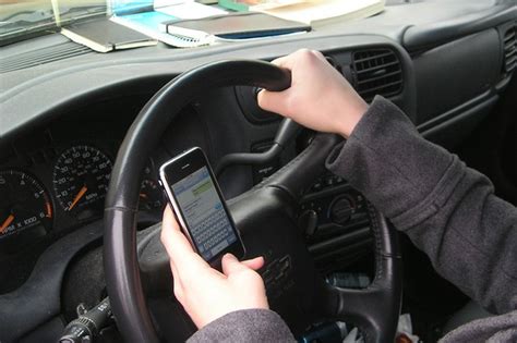 Uso de celular ao volante é a terceira maior causa de mortes no trânsito no Brasil Carros