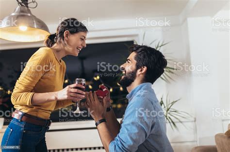 행복한 남자 제공 약혼 반지 에 작은 빨간 상자 에 여자 에 홈 약혼식에 대한 스톡 사진 및 기타 이미지 약혼식 집 내부