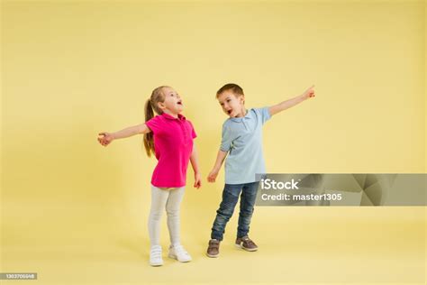 어린 시절과 크고 유명한 미래에 대한 꿈 노란 스튜디오 배경에 고립 된 예쁜 어린 아이들 소녀에 대한 스톡 사진 및 기타 이미지