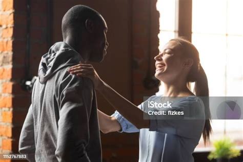 갑자기 회의에서 아프리카계 미국인 남자를 인사 웃는 여자 개념에 대한 스톡 사진 및 기타 이미지 개념 경외감 긍정적인 감정 표현 Istock