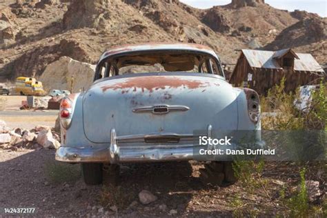녹슬고 고전적인 미국 빈티지 자동차 범퍼의 이미지 누락 된 테일 라이트 창문 0명에 대한 스톡 사진 및 기타 이미지 0명 고물 집적소 골동품 Istock
