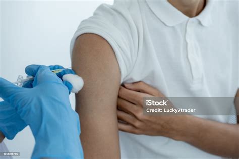 주사기를 들고 의사의 손과 바이러스의 확산을 방지하기 위해 클리닉에서 환자를 예방 접종하려고했다 14 15 살에 대한 스톡 사진 및 기타 이미지 Istock