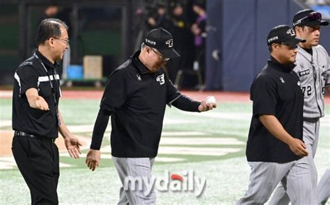 Md포토 김경문 감독 한화 첫 승 기념구 챙겼어요 네이트 스포츠