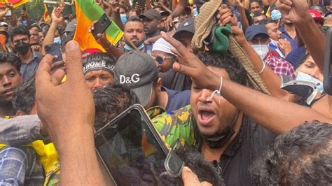 විශේෂ කාර්ය බලකා නිලධාරියෙක් අරගලකරුවන් සමග එක්වේ The Lanka News