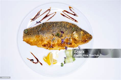 향신료와 함께 흰 접시에 튀긴 황새치 물고기 레스토랑 메뉴 식욕을 돋우는 생선 요리 날카로운 물고기 위에서 본 모습 건강한 생활방식에 대한 스톡 사진 및 기타 이미지