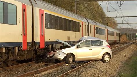 Un Train Percute Une Voiture Sur Le Passage à Niveau De Warchin