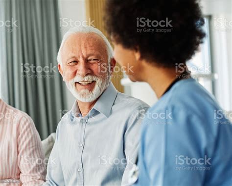 간호사 의사 노인 간병인 도움 지원 퇴직 가정 간호 노인 여자 남자 건강 지원 아프리카 계 미국인 블랙 커피 차 마시는 컵 가정
