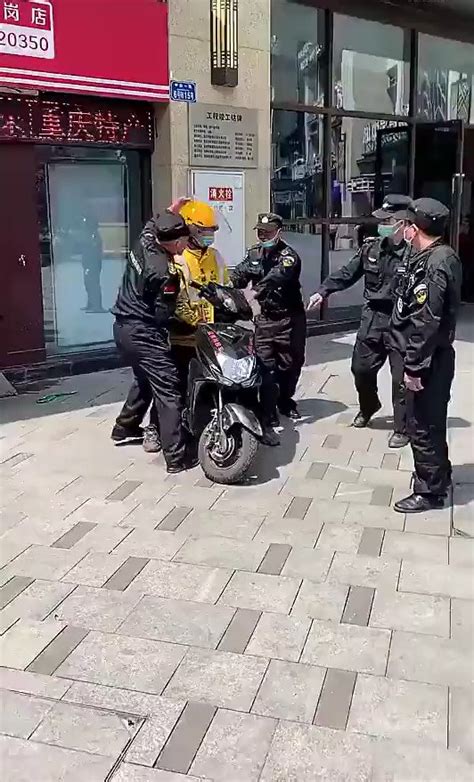 谢万军 Wanjun Xie on Twitter RT xie wanjun 重庆一帮保安强抢外卖员的电动车