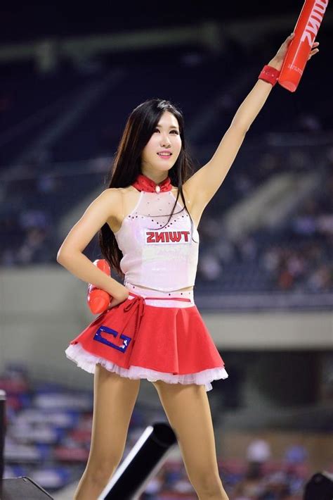 活動賽場上的靚麗啦啦隊美女舞蹈表演！ 每日頭條