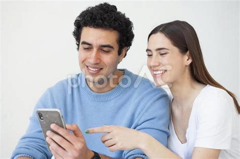 楽しそうにスマホを見る男女 No 24445892｜写真素材なら「写真ac」無料（フリー）ダウンロードok