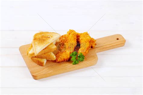 木制砧板上烤面包的鸡肉条高清图片下载 正版图片505134614 摄图网