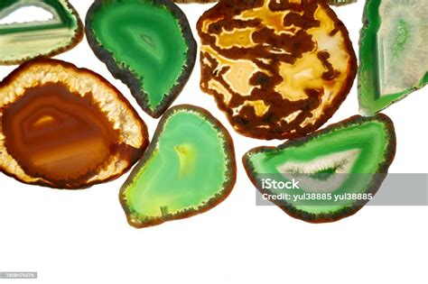 녹색과 갈색 Agate 돌 흰색 배경에 고립 된 천연 석의 조각 Agate 패턴 밝은 녹색과 갈색 톤 천연 석재 의 질감