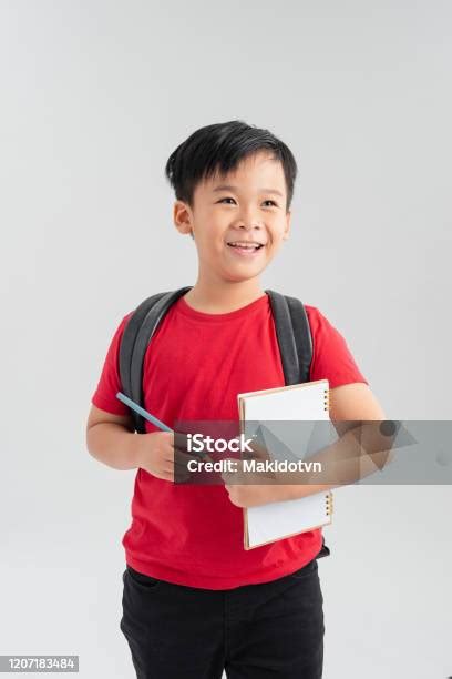 젊은 아시아 의 학교 소년 쓰기 에 메모장 와 배낭 에 흰색 배경 남학생에 대한 스톡 사진 및 기타 이미지 남학생 공부 교실 Istock