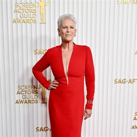 Jamie Lee Curtis Usou Um Vestido De Crepe Vermelho Romona Keveza Com