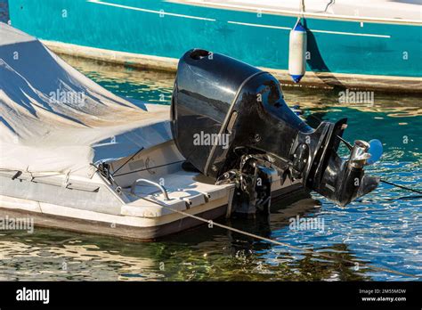 Gros plan d un moteur de bateau extérieur noir moteur et hélice