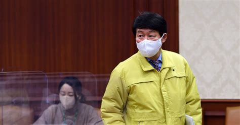 코로나19 중대본회의 참석하는 안경덕 장관