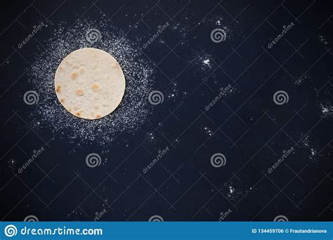 Concepto De La Comida Con La Torta Del Jorney Como La Luna Llena En El