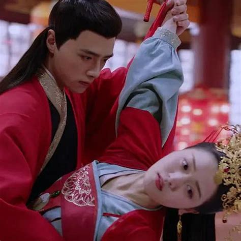 新婚夜赐毒酒，王妃卸下妆容含泪饮下，娶我你不配王爷当场崩溃01