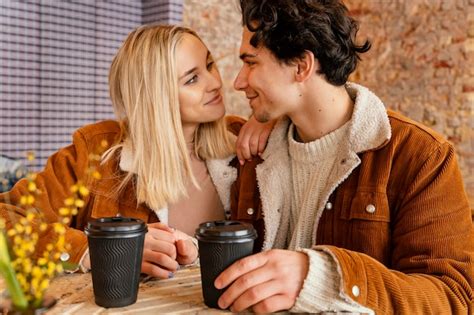 Pareja Joven Disfrutando De Una Taza De Caf Foto Gratis